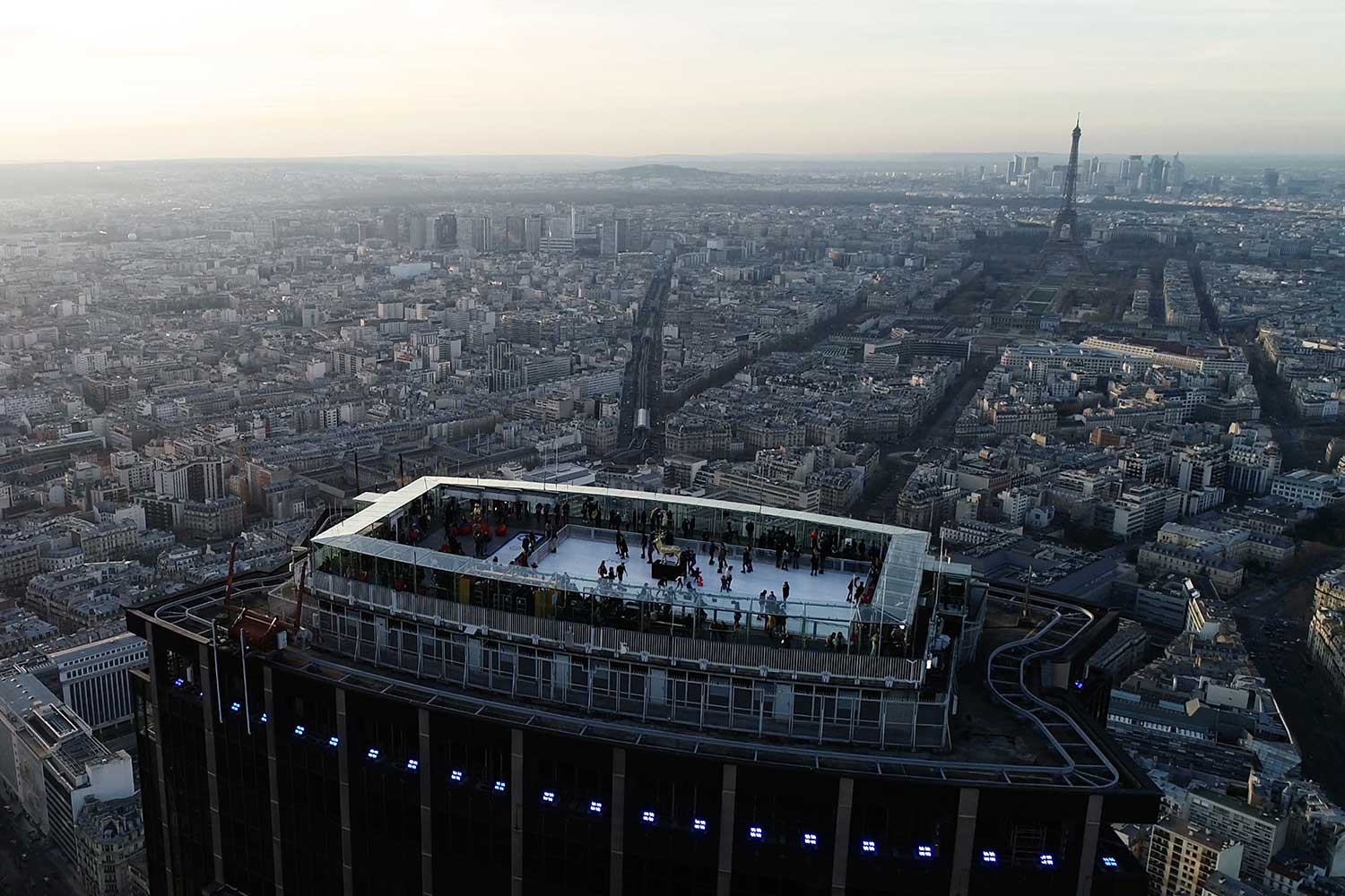 An Ice Rink Opens at the Top of the Montparnasse Tower - Magnicity